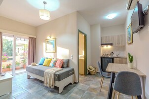 Apartamento Familiar, varanda, vista parcial para o mar | Cofre no quarto, cortinas/cortinados opacos, ferro/tábua de engomar 