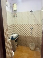 Quarto casal ou duplo conforto | Banheiro | Chuveiro, produtos de toalete grátis, chinelos, toalhas de banho