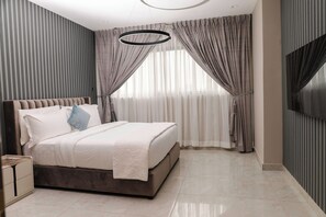 Apartamento Familiar, varanda, Vista para a cidade | Casa de banho | Um polibã, toalhas fornecidas, sabão, papel higiénico 