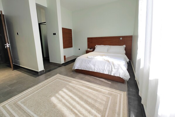 Apartamento panorâmico, 1 quarto, sacada, vista para a colina | Espaço de trabalho para notebook, ferros/tábuas de passar roupa