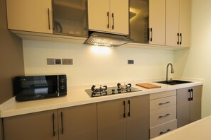 Apartamento panorâmico, 1 quarto, sacada, vista para a colina | Cozinha privada | Geladeira grande, micro-ondas, fogão, cooktop