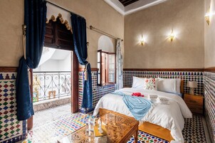 Quarto Duplo Deluxe | Casa de banho | Um polibã, artigos de higiene pessoal grátis, um secador de cabelo 
