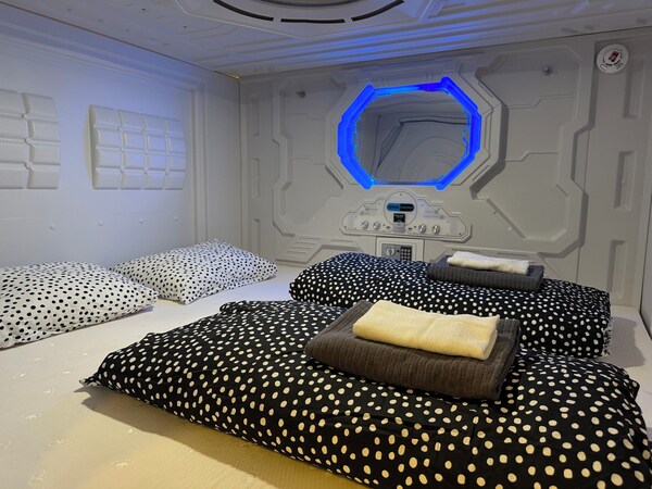 Space Capsule Hostel By Welcome Iceland - Island