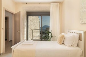 Escrivaninha, espaço de trabalho para notebook, cortinas blackout