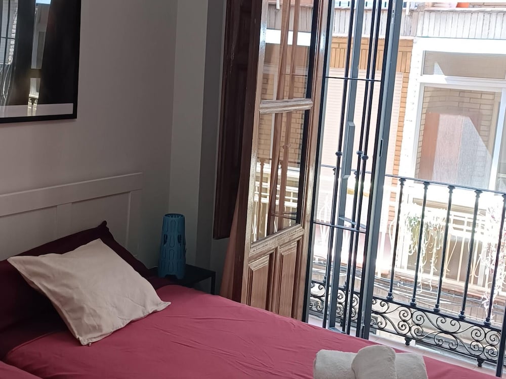 Bright family apartment in historic monument in Granada, city center ...