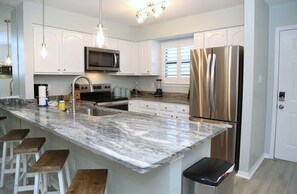 Condo, 2 quartos | Cozinha privada | Geladeira, fogão, cafeteira/chaleira, torradeira