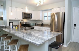 Apartamento em Condomínio Fechado, 2 quartos | Cozinha privada | Um frigorífico, um forno, uma cafeteira/bule, uma torradeira