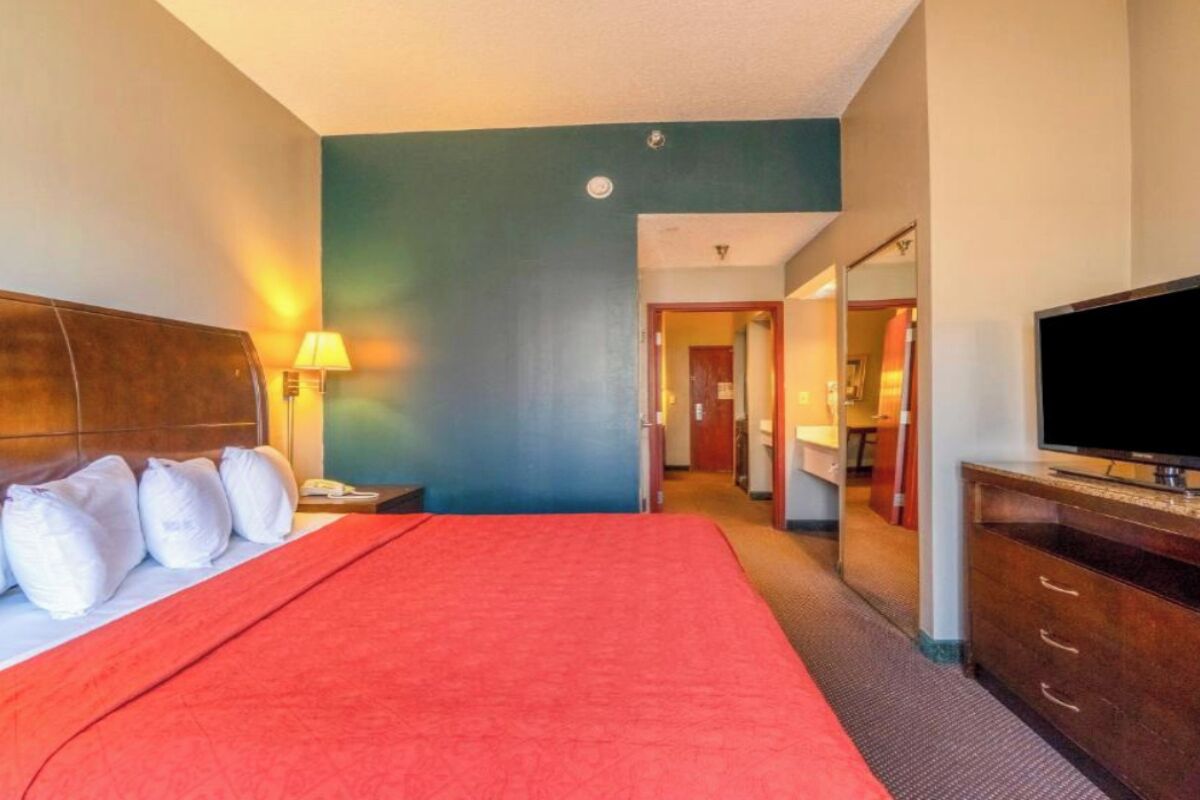 King Suite Near Arkansas State University - Stroll Craighead Forest Park - Jonesboro, AR