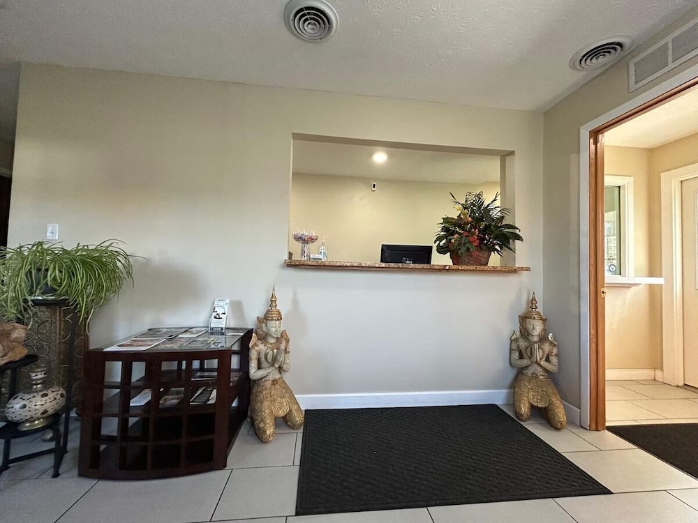 King Bed Room | In-Room Microwave | Caves, Waterfalls & Hocking Hills ...