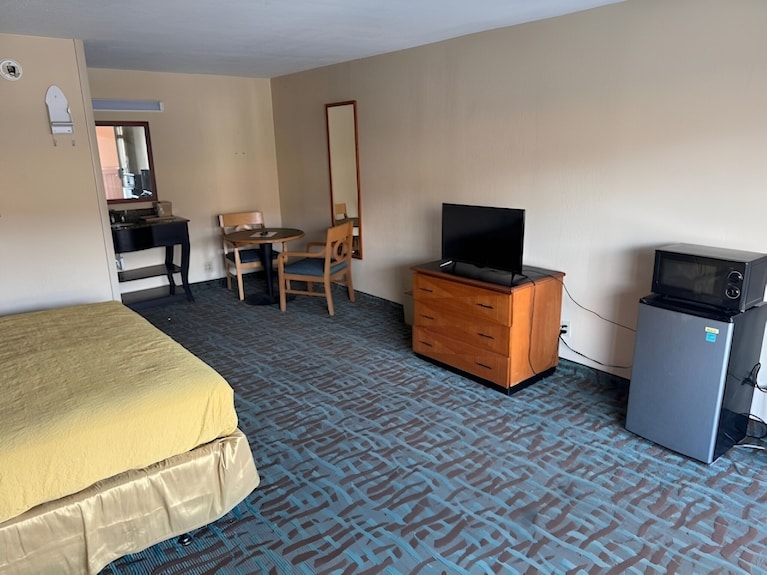 Affordable Room W/ Free Parking & Breakfast Quick Access To I-40 Harriman - Kingston, TN