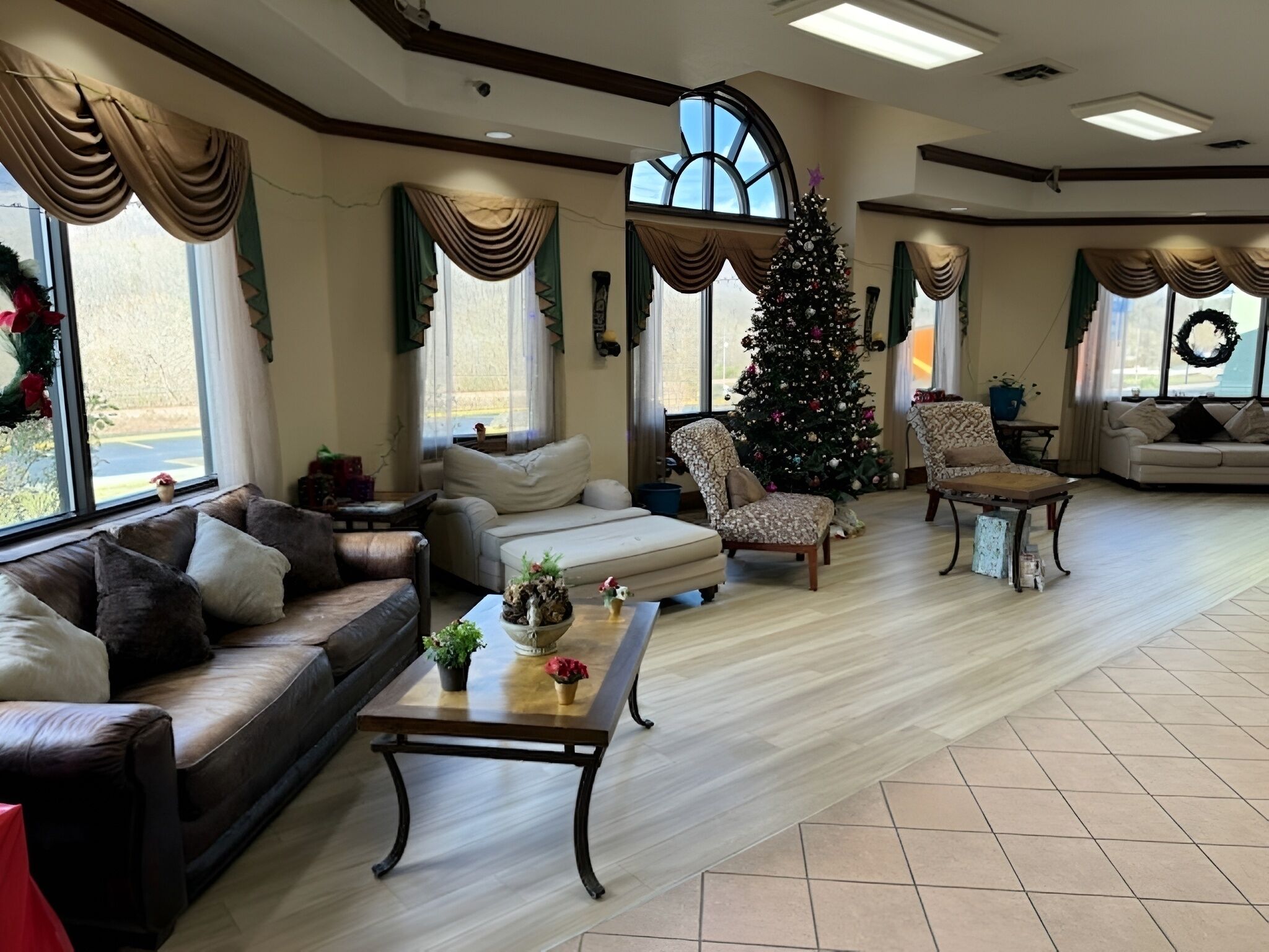 Budget-friendly King Room With Free Parking & Bfast  Convenient I-40 Location - Kingston, TN