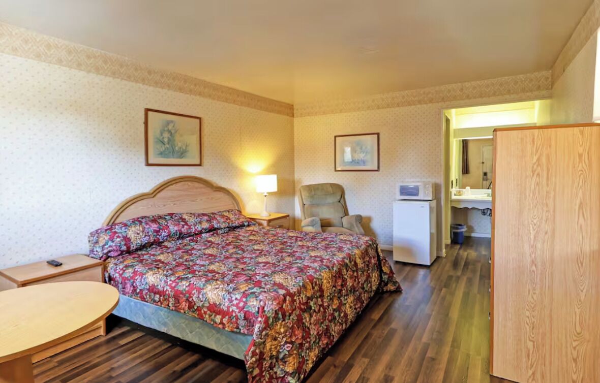 Convenient Highway Stay | Near I-64, Free Parking, Close To Attractions - Lewisburg, WV