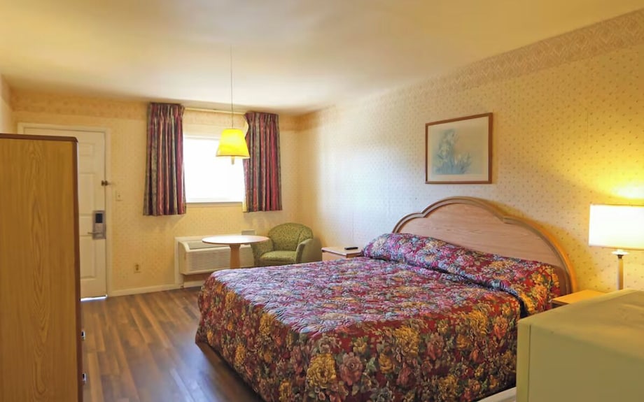 Affordable Lewisburg Stop Near I-64 | Free Parking, Close To Dining & Shops - White Sulphur Springs, WV