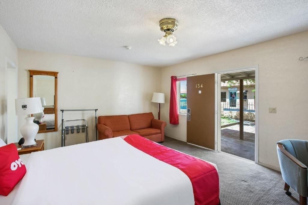 Budget-friendly Room With Queen Bed Near Yuma International Airport - 2.2 Miles - Yuma, AZ