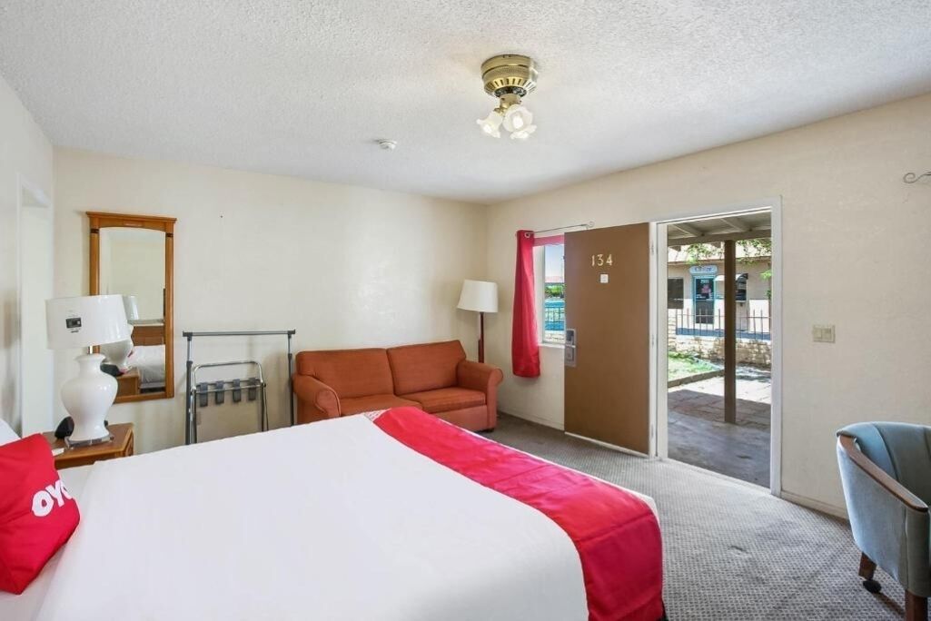 Relaxing 3 Queen Bed Room Near Yuma Territorial Prison Park & West Wetlands Park - Yuma, AZ