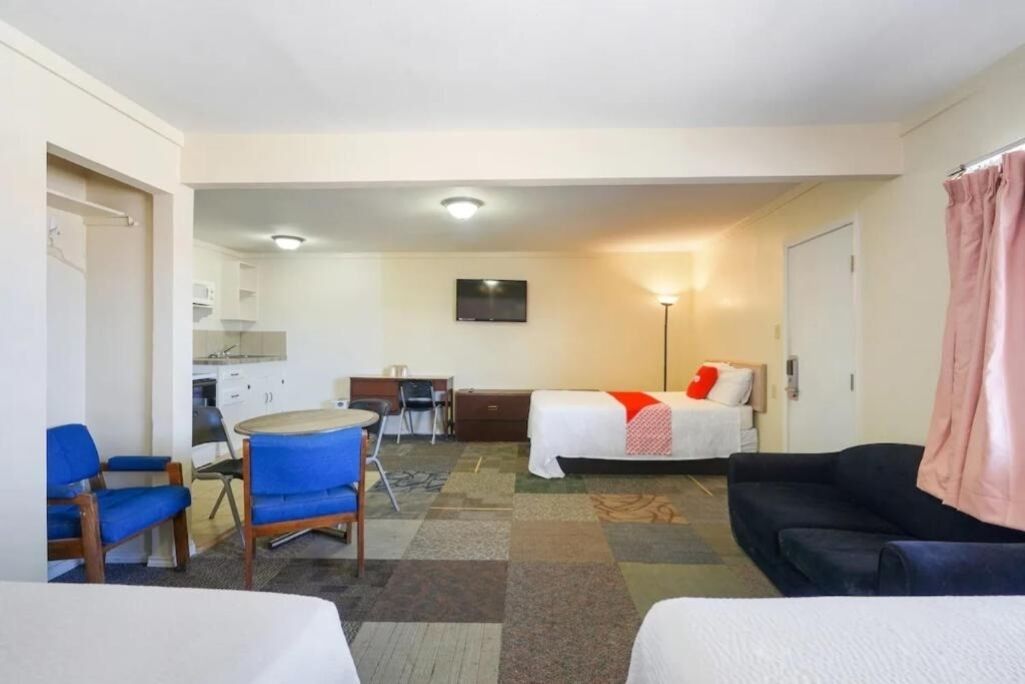 Relaxing Alpine Stay Near Trails  Comfort Awaits You In Pet-friendly Room - Alpine, TX