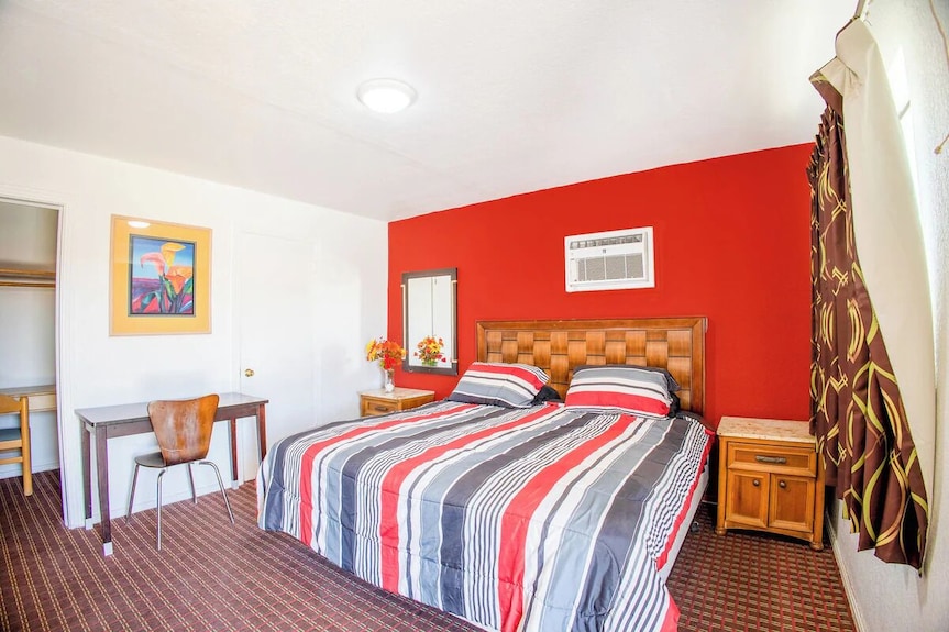 Budget-friendly King Room Near El Paso Union Depot Ideal For Road Trips - El Paso, TX