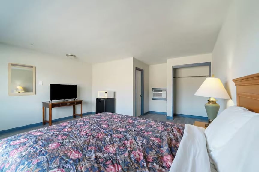 Comfortable Room W/ Free Parking For A Relaxed & Convenient Stay - Freeport, TX