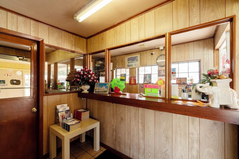 Business-Ready Refurbished Room w/ Free Parking Near Clute Municipal ...