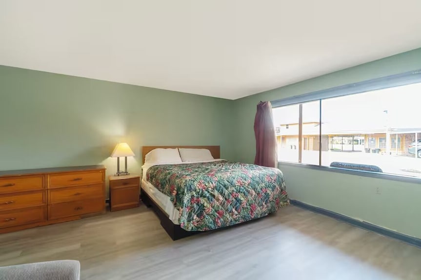 Affordable Room Near Sea Center Texas + Free Parking For Convenience - Freeport, TX