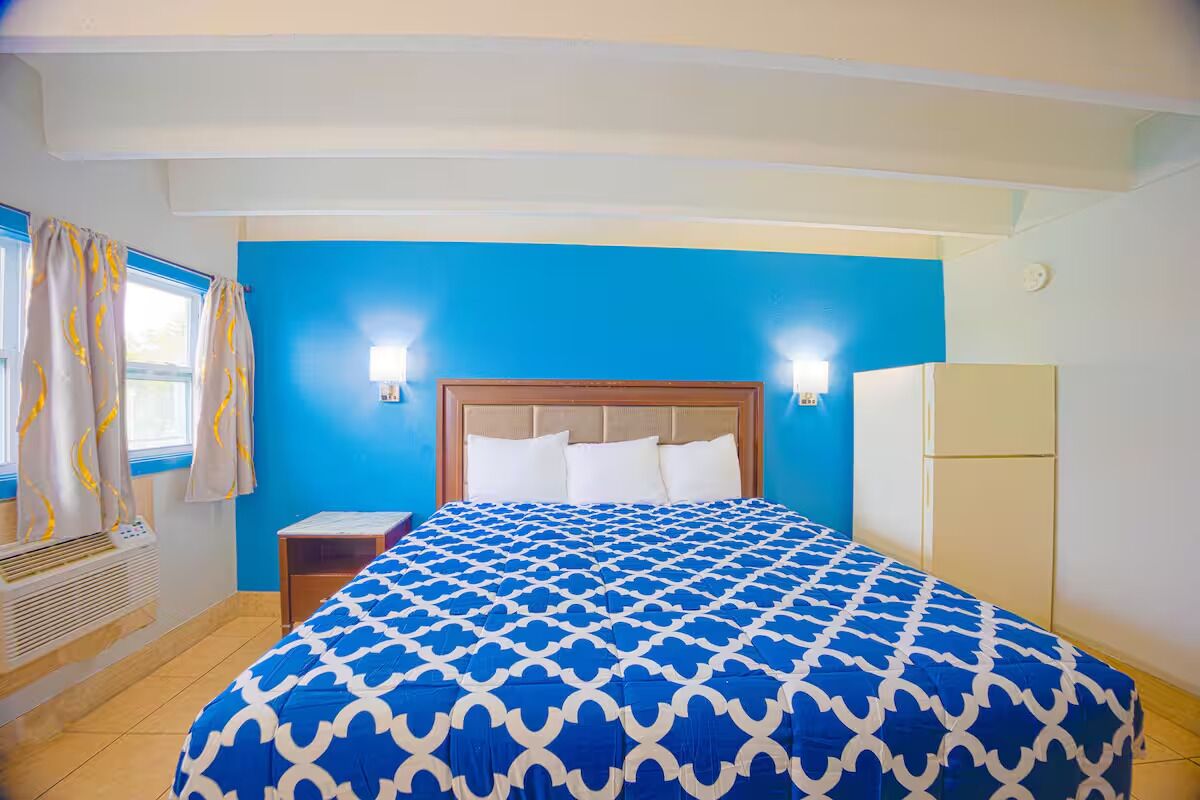 Relaxing Clean Space King Room For Exploring Cocoa Beach  Ideal Couples Retreat - Cocoa