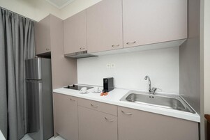 Estúdio superior, sacada, vista para a cidade | Cozinha privada | Cafeteira/chaleira, chaleira elétrica, produtos de limpeza