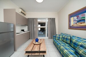 Apartamento, sacada, vista para a cidade | Área de estar | Smart TV 28 polegadas com canais a cabo