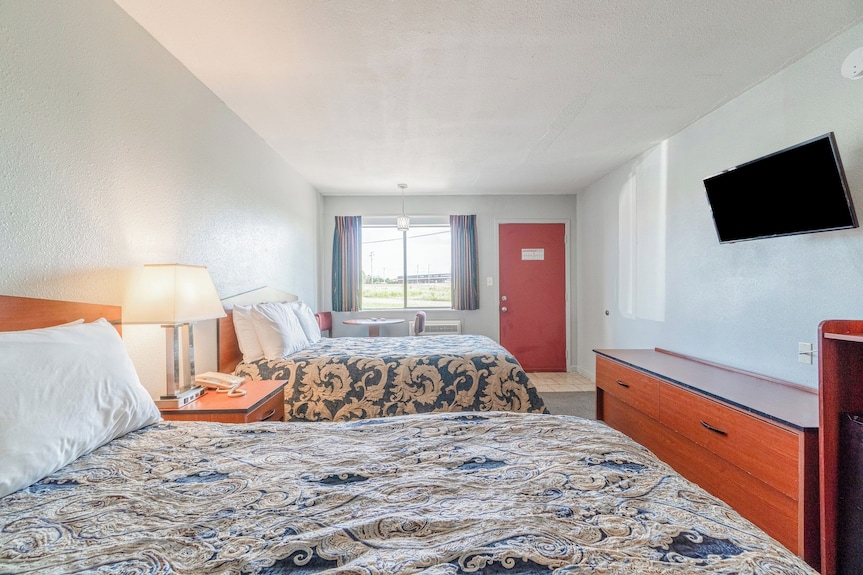 Two Units, One Adventure: Walk To Local Shops, Enjoy Breakfast & Highway Access - Aurora