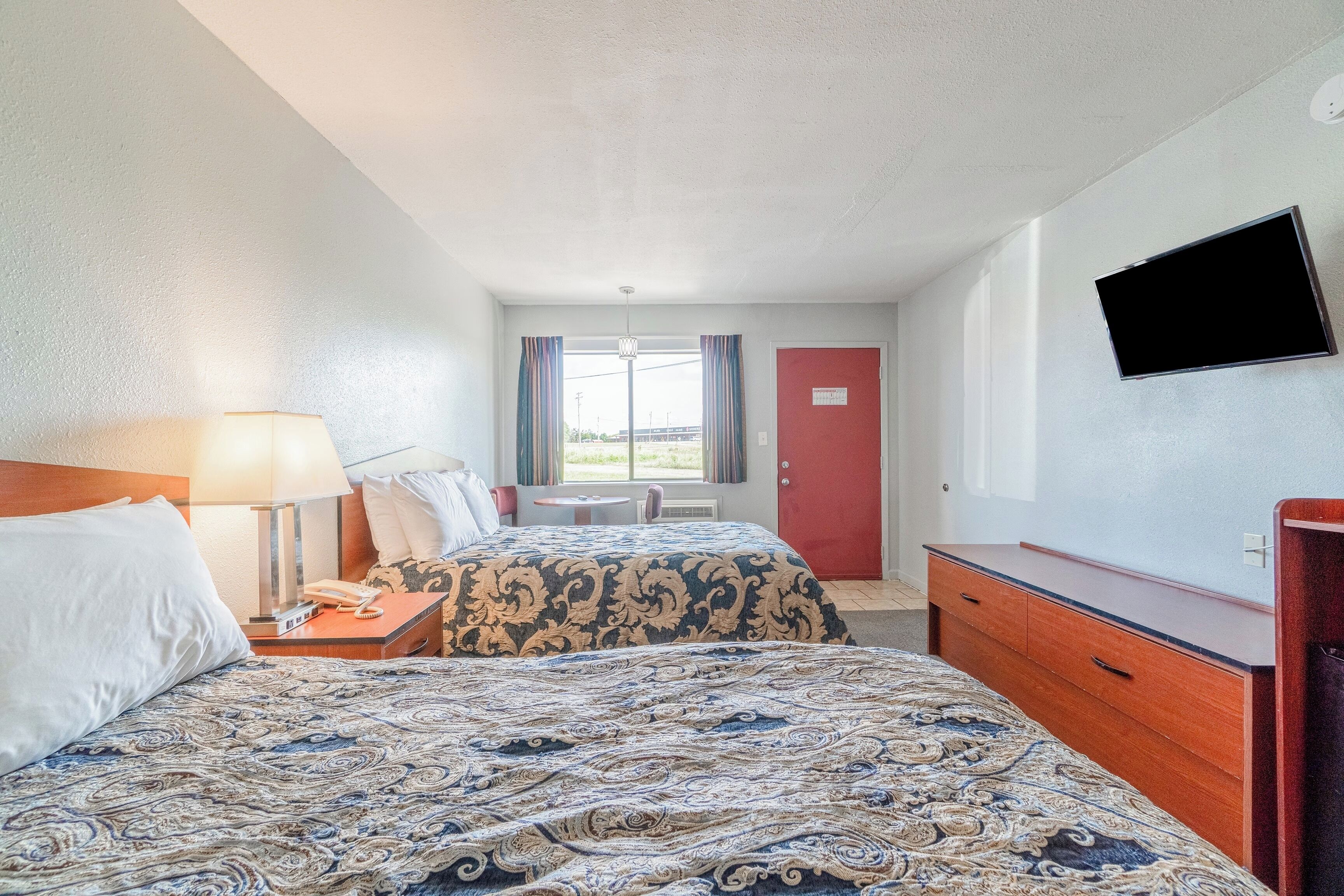 Aurora Adventure Base: 2 Separate Units, Walkable Town, Easy Highway Access - Aurora, MO