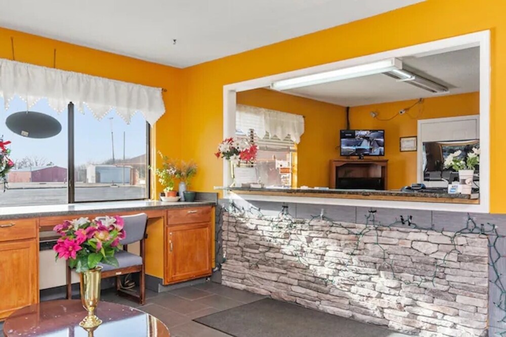 Pet-Friendly Rooms for Groups! | Free Parking | Minutes from Sumner ...