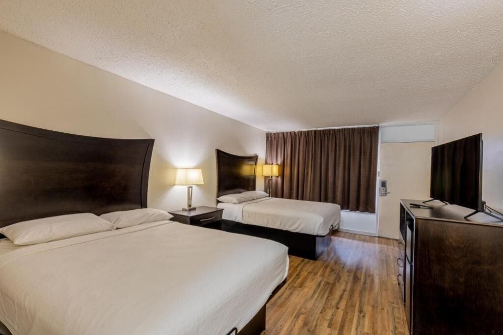 2 Budget-friendly Rooms W/ Breakfast, Parking, Pet-friendly Stay - Beeville, TX