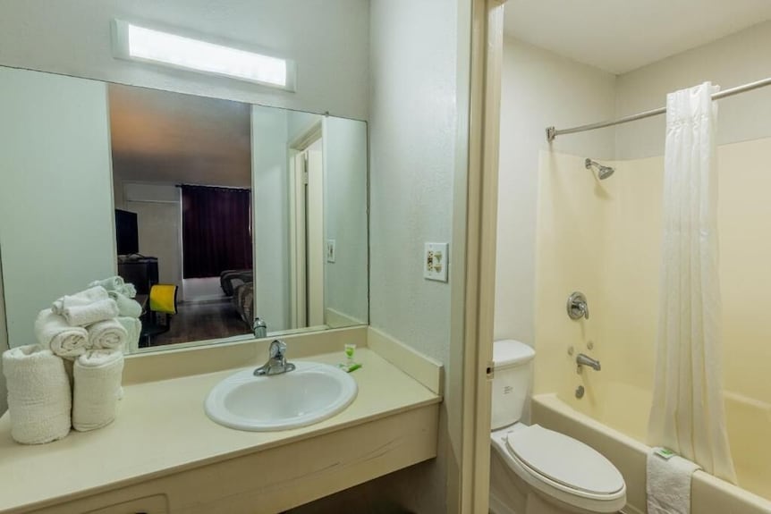 Well-located Budget-friendly Room W/ Parking Close To Local Spots - Beeville, TX