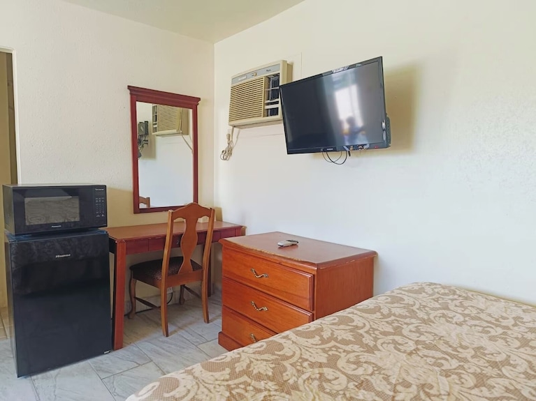 Stay & Save: 2 Queen Beds W/ Wi-fi, Parking, Near Restaurants, & Attractions - Pharr, TX