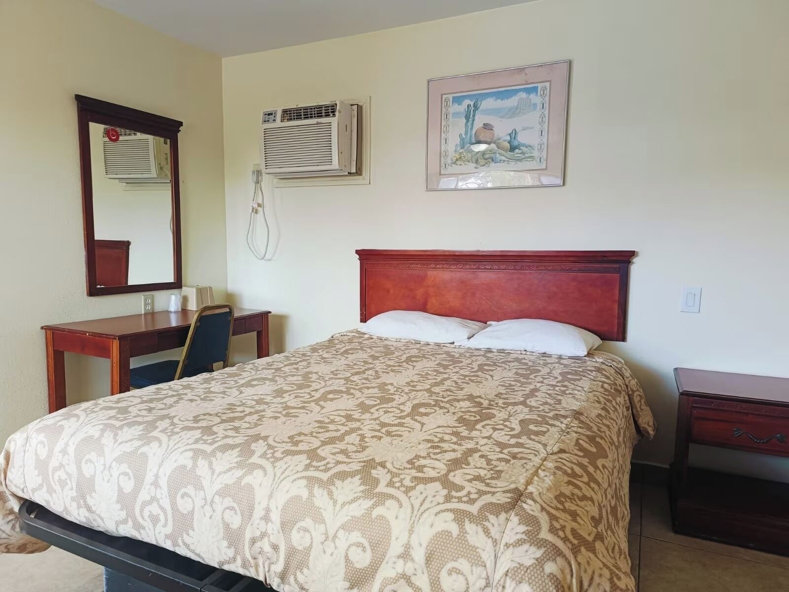 Comfort Meets Convenience: Queen Bedroom W/ Free Wi-fi & Close To La Plaza Mall - Pharr, TX