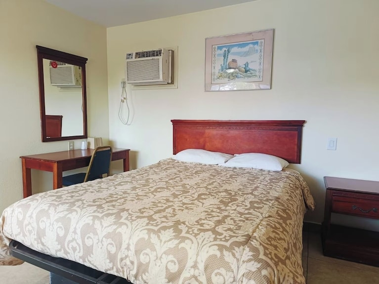 Comfort Meets Convenience: Queen Bedroom W/ Free Wi-fi & Close To La Plaza Mall - Pharr, TX