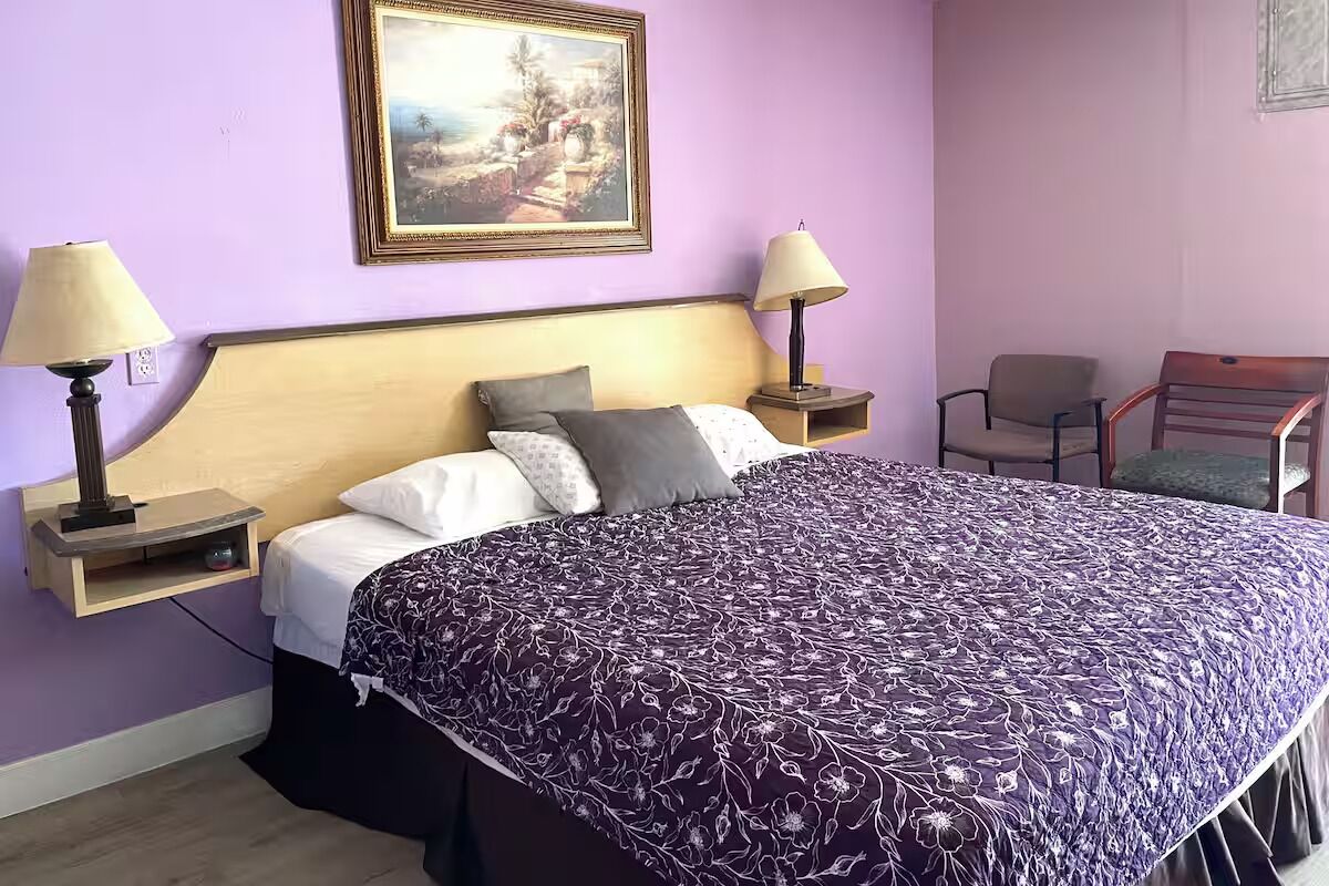 Downtown La Room W/ King Bed & Microwave  Perfect For Travelers Near Chinatown - Los Angeles, CA