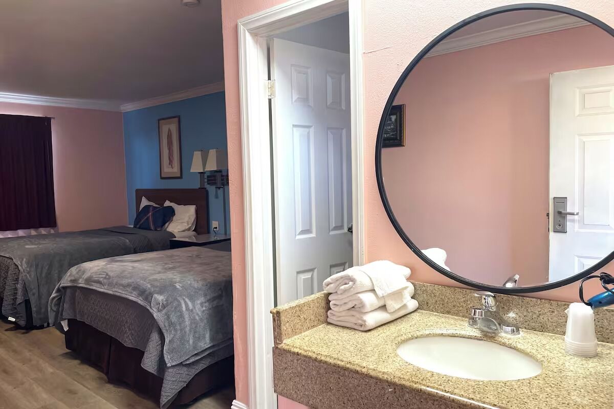 Affordable Urban Escape With 2 Queen Beds Near Hollywood And Dodger Stadium - Los Angeles, CA