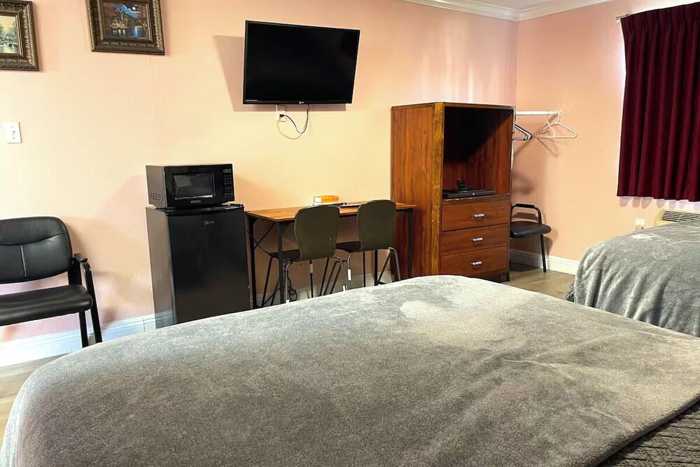 2 Rooms w/ 2 Queen Beds & Room Service Near MacArthur Park - 0.2 miles ...
