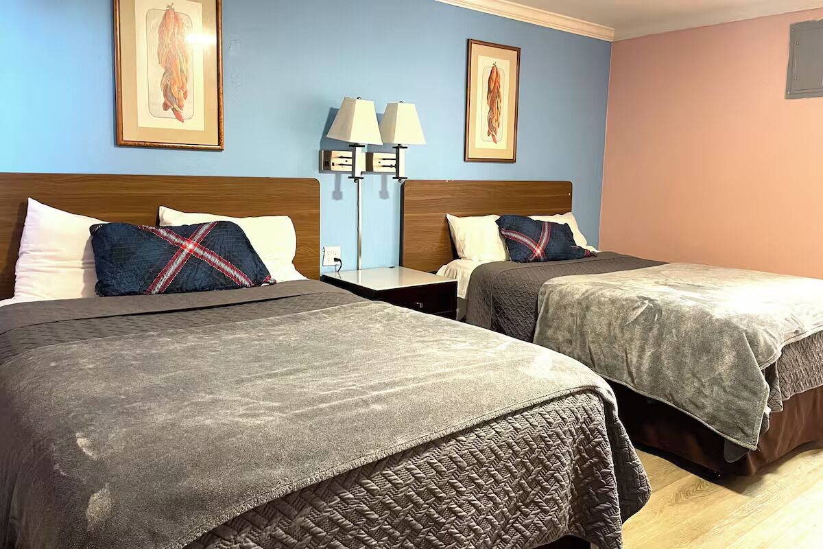 2 Rooms W/ 2 Queen Beds & Room Service Near Macarthur Park - 0.2 Miles Away! - Downey, CA