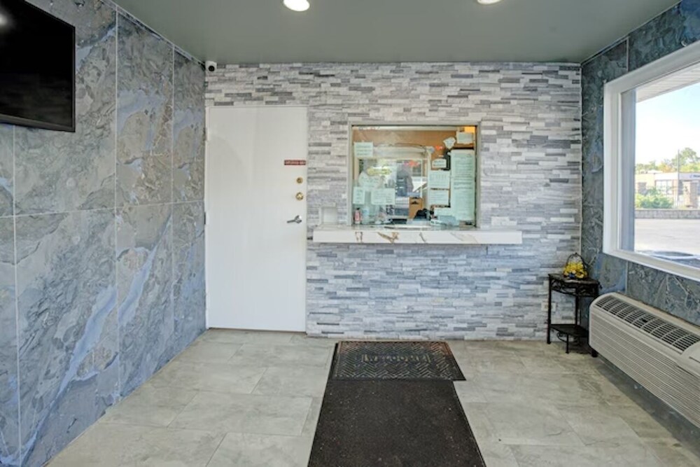 Pet-Friendly Queen Bed Room w/ Fridge near Haunted Trails Family Ent ...