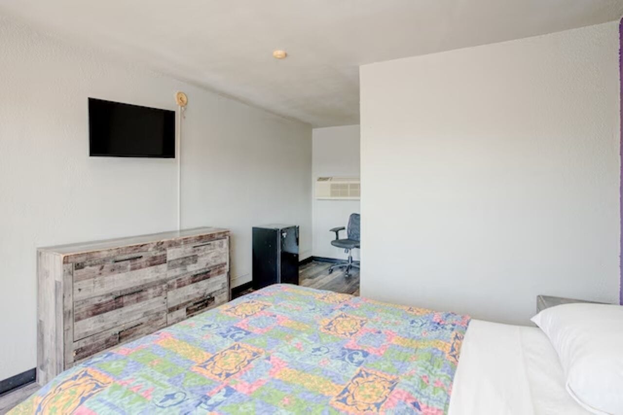 Pet-friendly Queen Bed Room W/ Fridge Near Haunted Trails Family Ent. Center - Chicago, IL