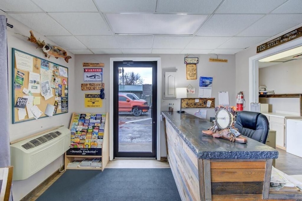 Budget-Friendly 3-Room Accommodations – Steps from Dining & Eateries ...