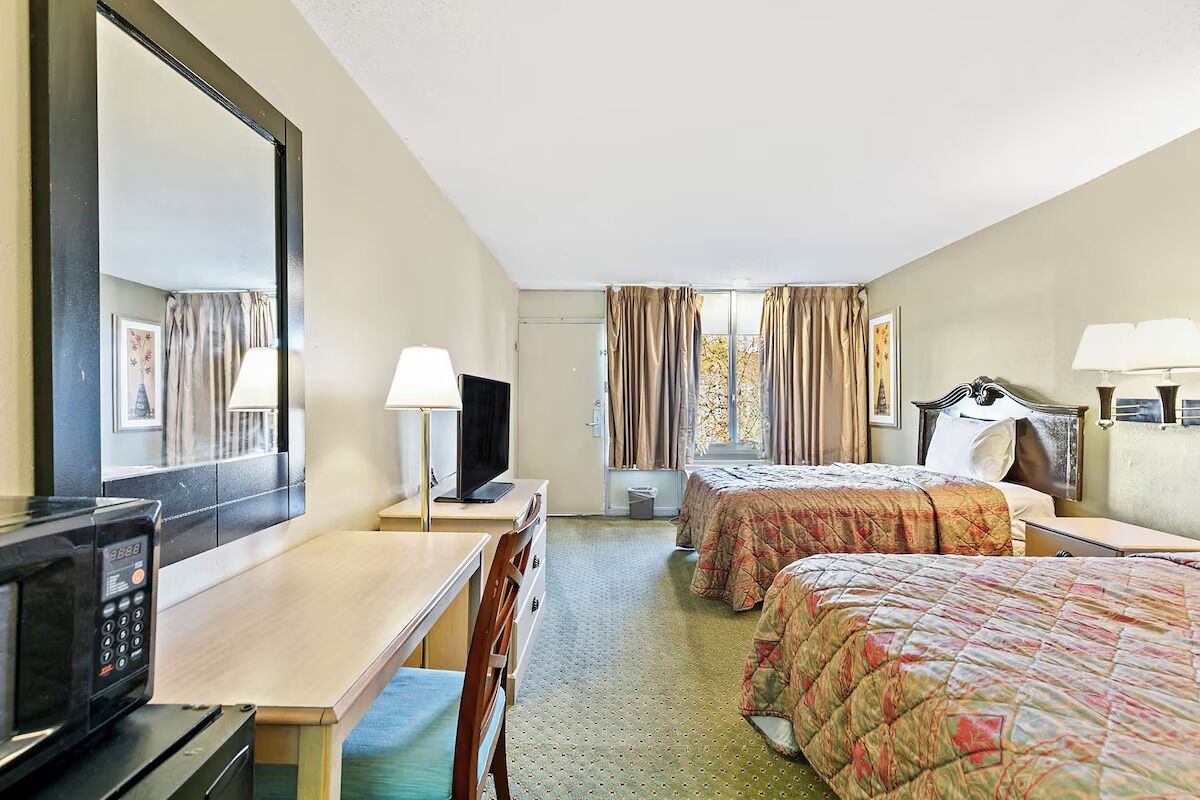 Relax After Downtown Adventures At This Simple, Pet-friendly Room - Hattiesburg, MS