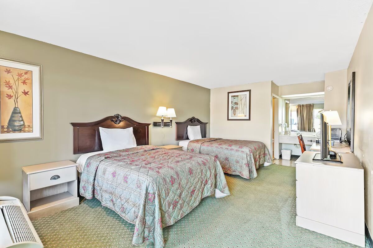 Pet-friendly, Comfortable Room Near Local Spots  Great Value For Your Stay - Hattiesburg, MS