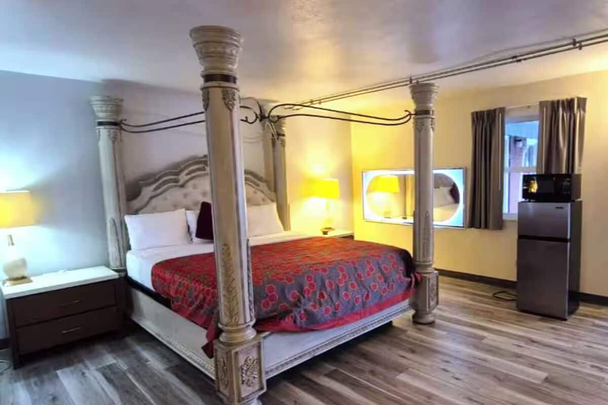 Comfortable Pet-friendly Room | Ideal For Solo & Couple Trips W/ Free Parking - Hammond, IN