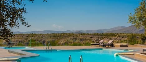 Suite Deluxe, pátio, vista para a montanha | Piscina | Piscina exterior