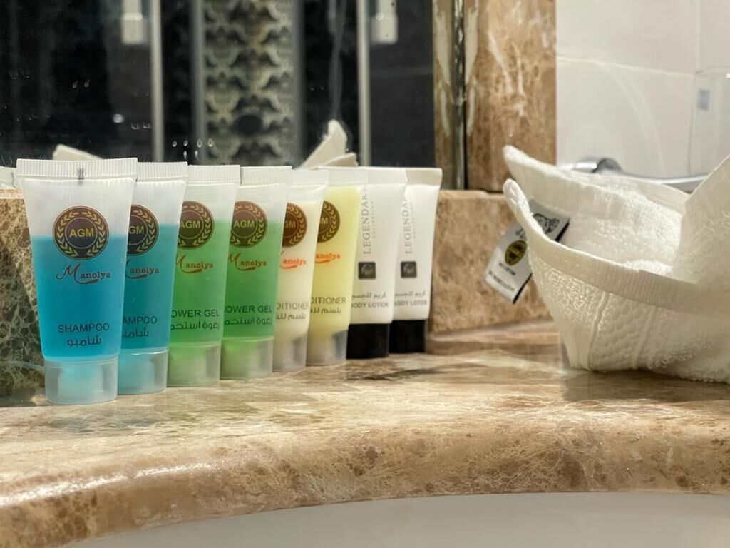 Chuveiro, produtos de toalete grátis, secador de cabelo, chinelos