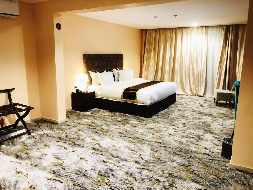 Estúdio básico, vista para o mar | Cofres nos quartos, espaço de trabalho para notebook, cortinas blackout