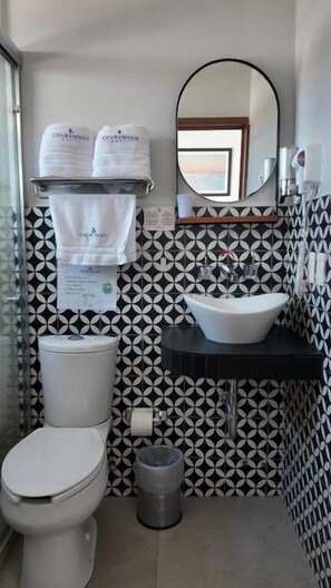 Quarto solteiro standard | Banheiro | Chuveiro, secador de cabelo, toalhas de banho, sabonete