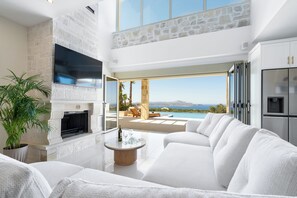 Villa de Luxo | Sala de estar | Smart TV de 50 polegadas com canais digitais, Netflix 